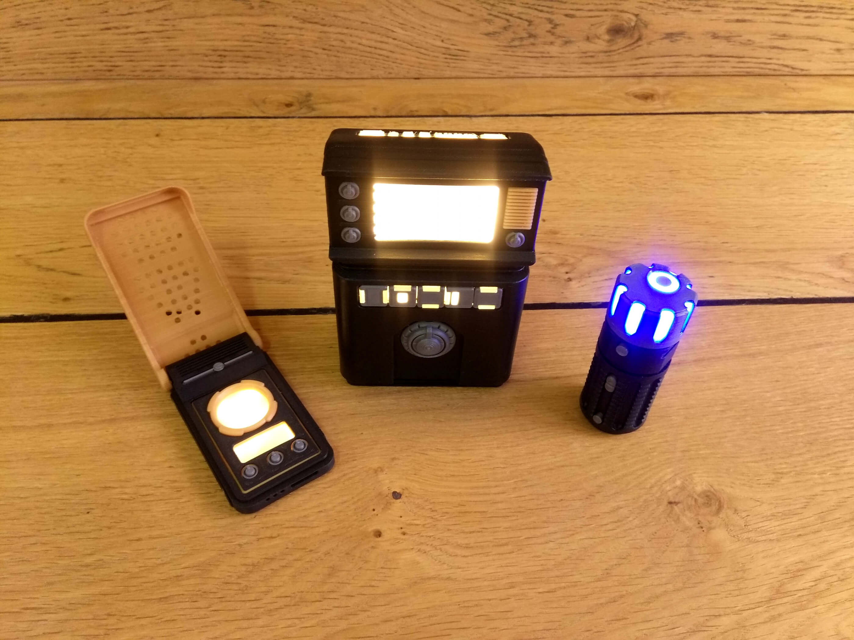 Star Trek Discovery Tricorder and Communicator - 3D Model by MakerLab